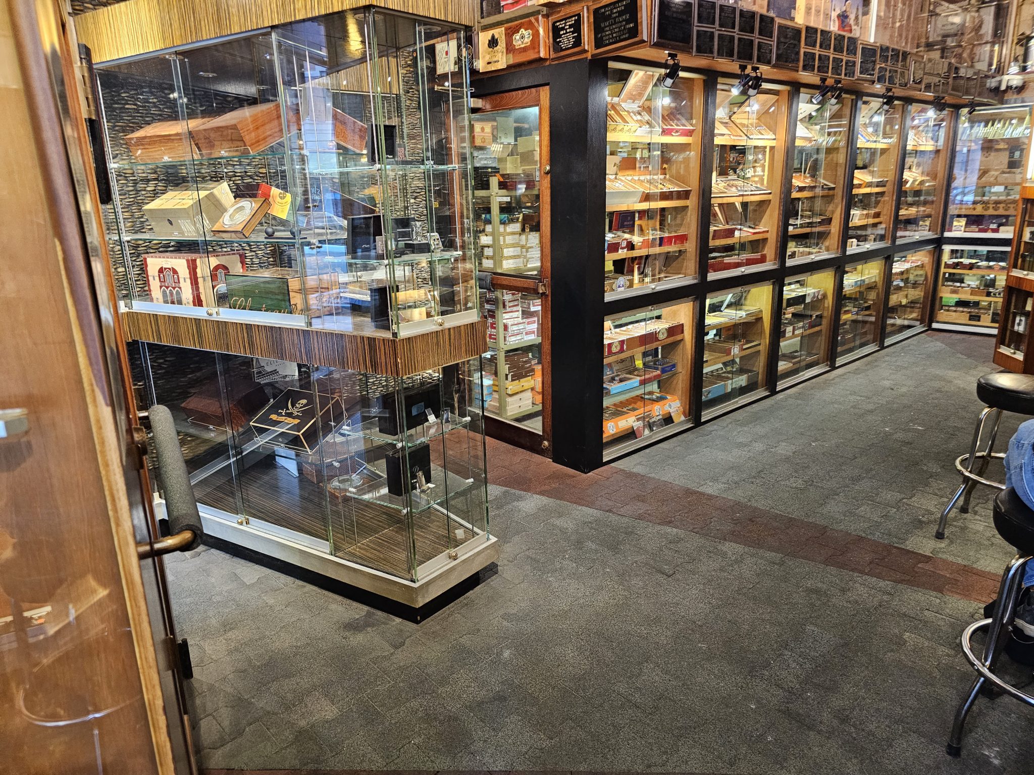 Cigar Lounge Review: Up Down Cigars in Chicago, Illinois - Simply ...